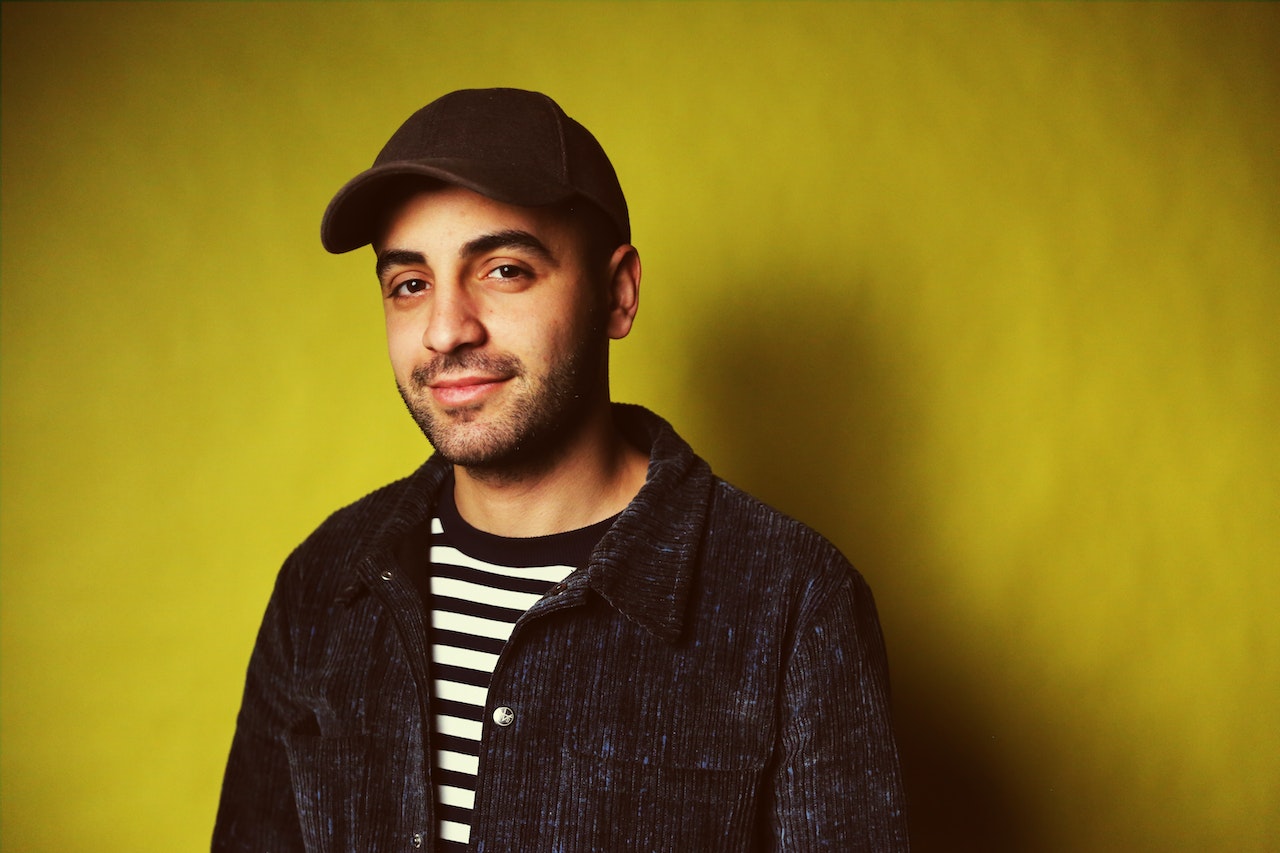 Usar boné todos os dias pode causar caspa? Entenda - JM1 Jornal das ...